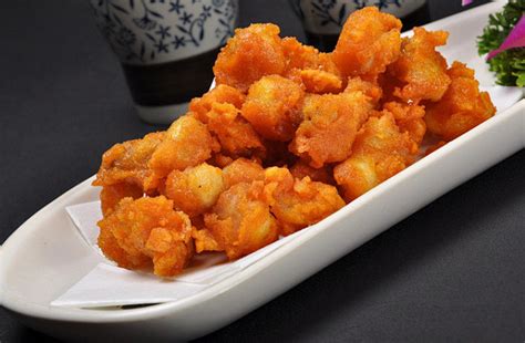【脆炸鸡块】用料：鸡翅5个，蒜蓉1小匙，姜蓉1小匙，鸡粉适量，盐（或生抽2匙），料酒2匙，生粉适量，油2匙。做法：1、做法 鸡翅斩成块，洗净