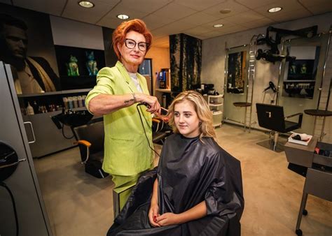 Mieke 67 Legt Haar Kappersschaar Neer ‘mensen Zaten Op De Trap Te