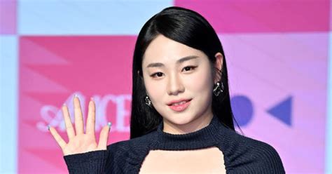 앨리스 이제이 사랑스럽게 바라보며 [사진]