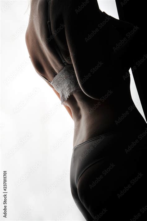 nackte frau stehend rücken sitzend ästehtisch sexy rückenschmerzen