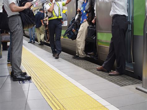 9 乗車率200 であっても ―おなじみのルーティン― 「東京人」観察学会 写真と映像で語る 「東京」の社会学 後藤範章 研究室