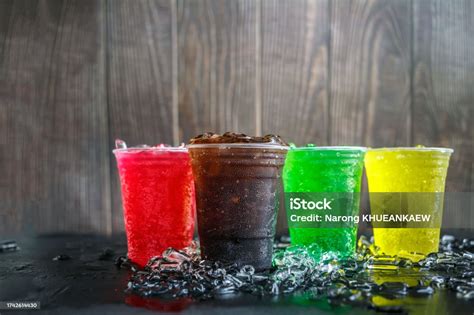 테이블 위의 화려하고 향긋한 잔에 담긴 많은 청량 음료 얼음 위의 청량 음료 또는 탄산 음료의 로우 앵글 뷰 유리잔에 대한 스톡 사진 및 기타 이미지 Istock