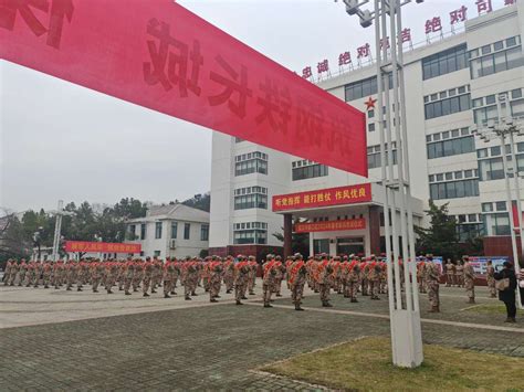 青春筑梦 戎装启航机电学部辅导员欢送新兵 文华学院机械与电气工程学部