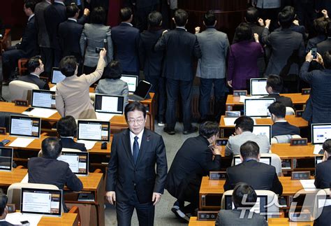 국무총리 탄핵소추안 투표 마친 이재명 뉴스1