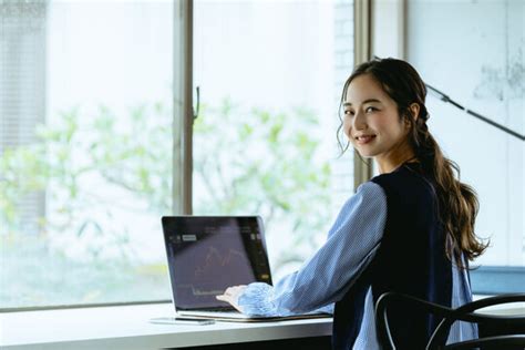 「振り向き」の写真素材 6466件の無料イラスト画像 Adobe Stock