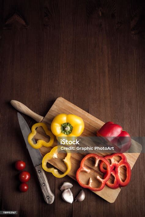 소박한 나무 테이블에 부엌 보드에 칼로 절단되는 토마토 마늘과 고추의 상단보기 텍스트의 공백입니다 공간을 복사합니다 천연 제품 건강한 음식 자연과 웰빙 개체 그룹에 대한