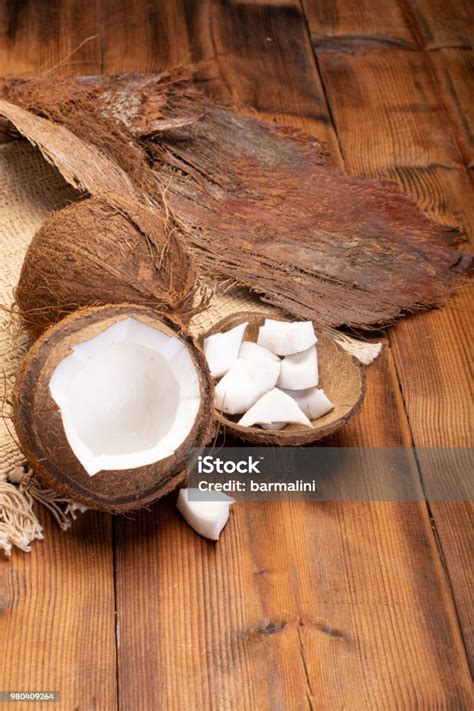 큰 열 대 팜 너트 코코넛과 코코넛 조각 나무 배경에 먹을 준비가 가까이 0명에 대한 스톡 사진 및 기타 이미지 0명 갈색 과일 Istock