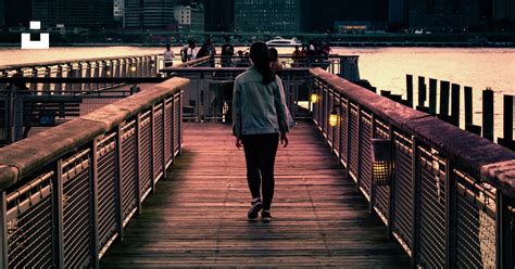 검은 재킷과 검은 바지를 입은 남자가 낮에 나무 부두를 걷고 있다 사진 Unsplash의 무료 퀸 즈 이미지