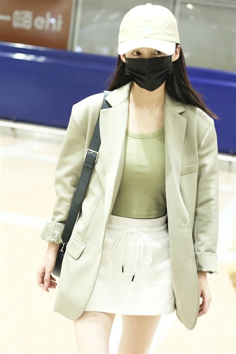 李沁淡绿色装扮清新脱俗 淡妆走机场眼眸清亮 搜狐大视野 搜狐新闻