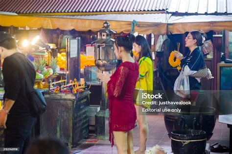 황금 가네샤 동상에서 태국 여성을 들고있는기도와 향의 프로필 보기 및 초상화 True Thailand Classic에 대한 스톡