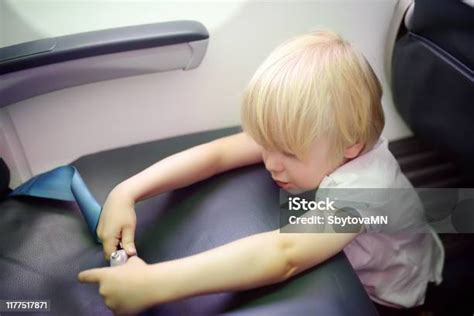 비행기로 여행하는 매력적인 아이 비행 중 항공기 의자의 안전 벨트를 고정하는 법을 배우는 어린 소년 교통 안전 고정시킴에 대한 스톡 사진 및 기타 이미지 Istock