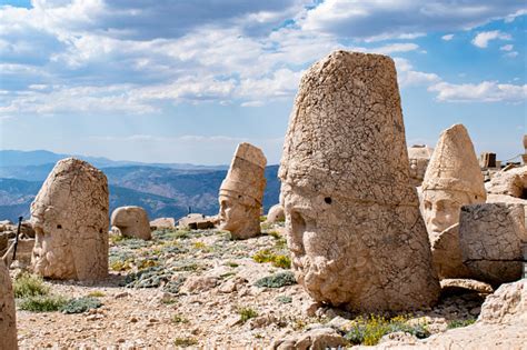 카타 터키 유명한 님루트 다기의 서쪽 테라스 Nemrut 산 어디 62 기원전 왕 안디오쿠스 I Theos 는 자신과 그리스어