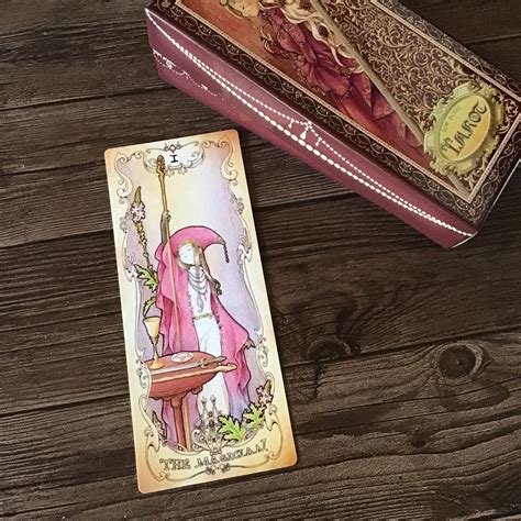 「お知らせ・∀・ 本日再販予定の『あんまり怖くないタロット』の 「Ⅰmagician魔術師」のカードを、 「Ⅰ」hnrfxmくらげの漫画