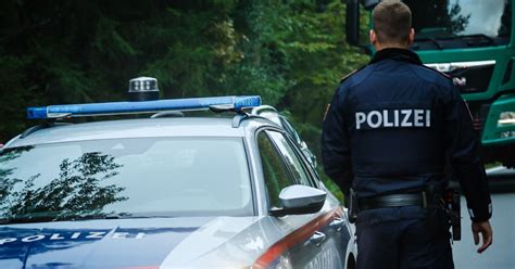 Mann Pinkelt Vor Polizisten Und Dreht Durch Weekend At
