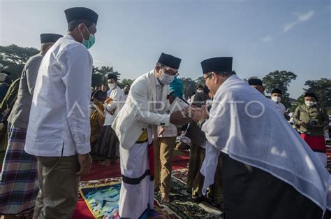 SHALAT IDUL FITRI DI LAPANGAN GASIBU BANDUNG ANTARA Foto