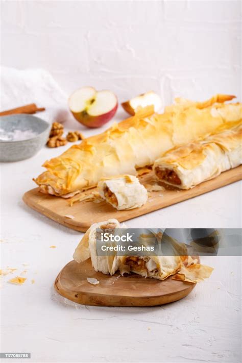 흰색 테이블에 애플 슈트루델 사과와 홈 메이드 파이 호두와 계피 공간을 복사합니다 가루 설탕에 대한 스톡 사진 및 기타 이미지 가루 설탕 가을 건포도 Istock