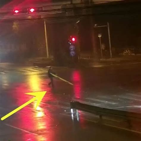 男子半夜在路中央“练棍法” 到底为哪般？