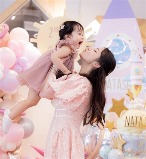 น้องมิย่า ลูกสาว พีท ทองเจือ ร่วมฉลองวันเกิด น้องนาตาชา อย่างอบอุ่น