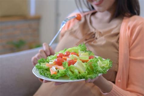 3 Bahaya Konsumsi Makanan Mentah Untuk Ibu Hamil