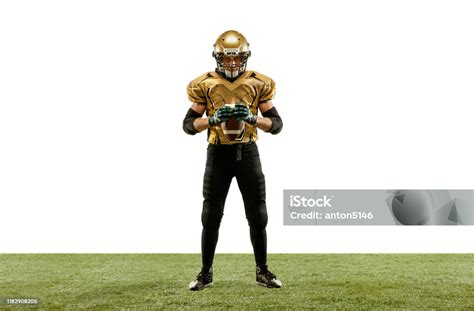 흰색 배경에 고립 된 목표를 위해 싸우는 미식 축구 선수 가득 찬에 대한 스톡 사진 및 기타 이미지 가득 찬 건강한 생활