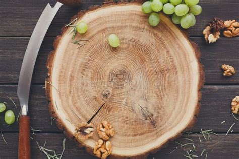 Houten Ronde Schijf Met Druiven En Noten Natuurlijke Houten Textuur