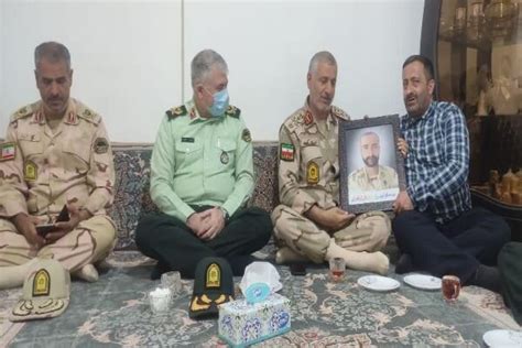 فرمانده مرزبانی فراجا با خانواده شهیداحمد توکلیدر قرچک دیدارکرد