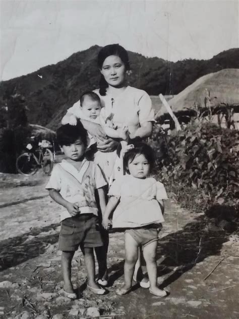 포토샵장인 포토샵 장인들 나도 하나 부탁 하고 싶어 이거 내가 아주 갖난아기일때 오빠 언니 엄마하고의 사진 이야 좀 선명하게