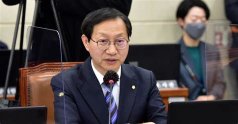 인사말하는 민주당 김성주 간사