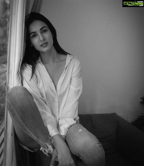 Sonal Chauhan Instagram Turn Your Monday Blues Into Beautiful Hues 🤍🌪