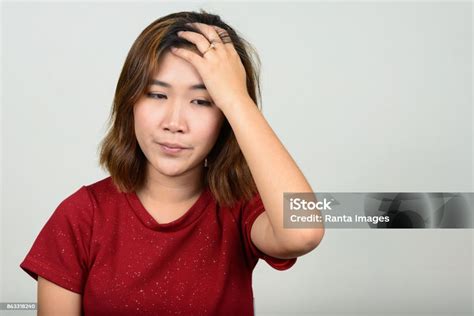 흰색 배경에 빨간색 셔츠 드레스를 입고 젊은 아시아 여성 걱정하는에 대한 스톡 사진 및 기타 이미지 걱정하는 여자만 한 명의 여자만 Istock