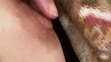 友達が寝てる横でこっそり乳首オナニー 陥没乳首が勃起するまで触るのやめられない（素人 個人撮影） Xxx Mobile Porno