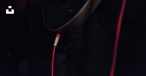 어두운 방에서 기타를 연주하는 남자 사진 Unsplash의 무료 기타 이미지