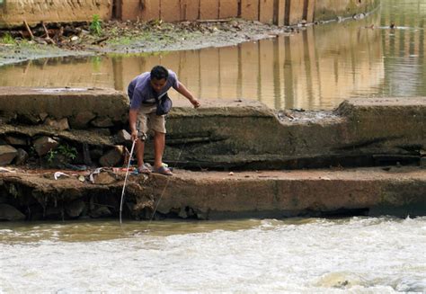 Mancing Ikan Di Jaletreng Riverpark Foto 1 1960658