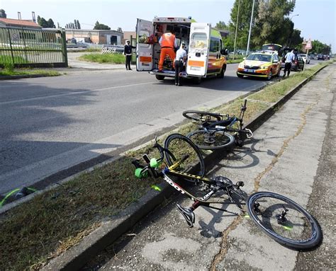 Due Ciclisti Colpiti Da Un Auto In Ospedale