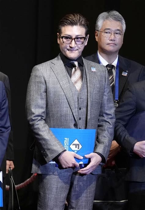プロ野球ドラフト会議の会場に入場する日本ハム・新庄監督（手前）＝24日午後 日本ハム・新庄監督が続投表明「ことしがまぐれじゃなかったと証明