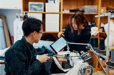 섬유 제조 스튜디오에서 함께 일 하는 두 개의 중반 성인 디자인 전문가 2명에 대한 스톡 사진 및 기타 이미지 2명 경영자