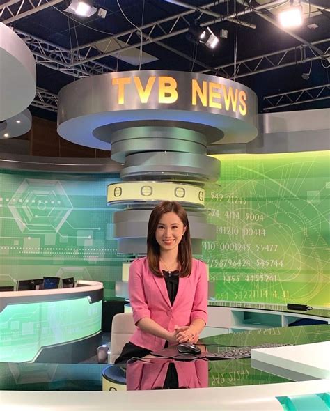 Tvb前新聞小花突成兩女之母？着旗袍親子裝影靚相 網民急問：你結咗婚？ 星島日報