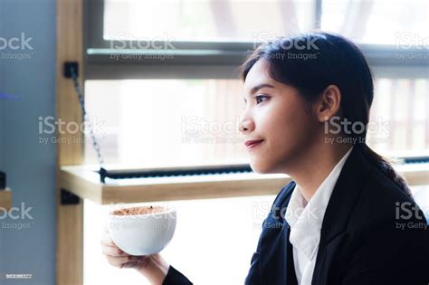 아시아 비즈니스 여자 뜨거운 커피와 함께 커피숍에서 휴식 공간에 복사 합니다 커피는 오늘 모두를 위한 휴식 장소입니다 손을 들고