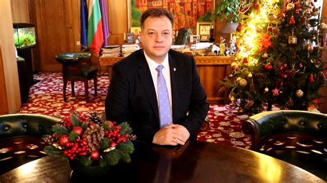 Новогодишно обръщение 2022 а година си отива Макар и трудна нека я изпратим с добро И с