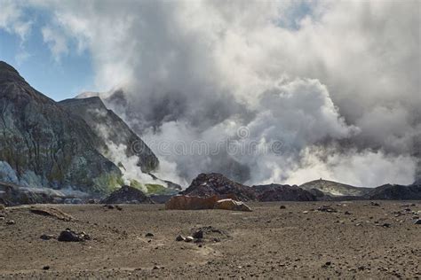 Volcán De Isla Blanca Cráter De Vapor Foto de archivo Imagen de