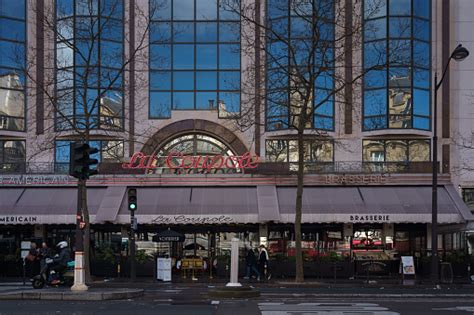 프랑스 파리의 몽파르나스 대로에 있는 유명한 프랑스 레스토랑인 라 쿠폴 Brasserie에 대한 스톡 사진 및 기타 이미지