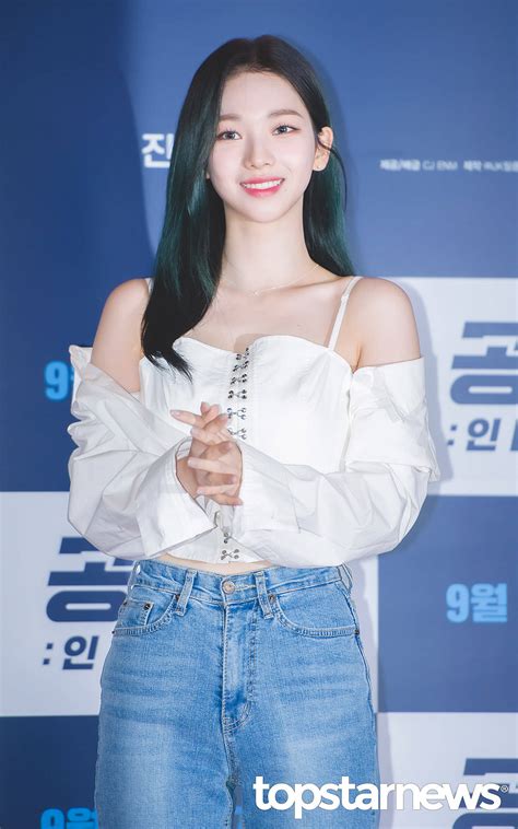 一片花田好养眼！允儿泰妍karina现身新片首映会 搜狐大视野 搜狐新闻