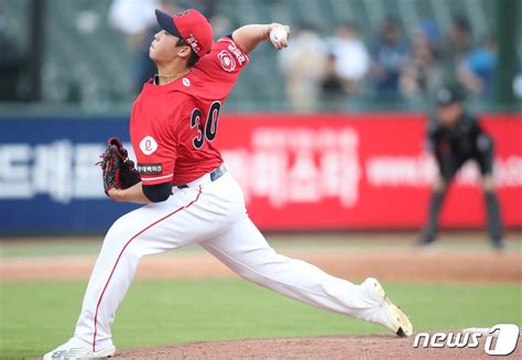 개막전 부상 롯데 투수 이민석 팔꿈치 수술…시즌 아웃 재활 1년 뉴스1