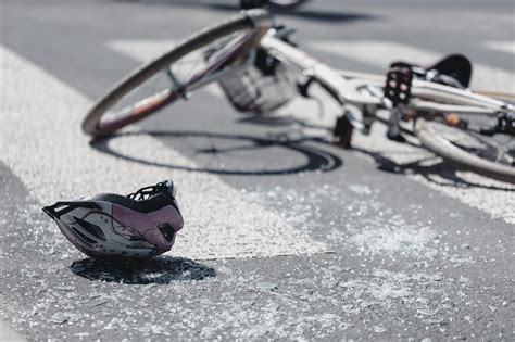 Travolto e ucciso dal bus mentre è in bici morto ragazzo di anni incidente nel Salernitano
