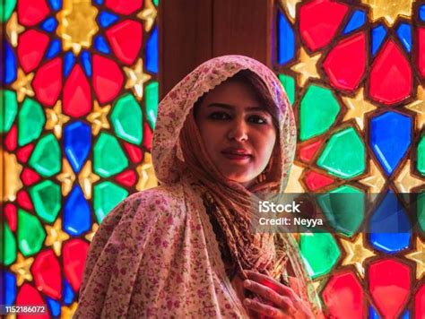 아름 다운 젊은 이란 여자 화려한 스테인드 글라스 창 이란에 대 한 전통적인 이슬람 의상 포즈 경외감에 대한 스톡 사진 및 기타 이미지 Istock