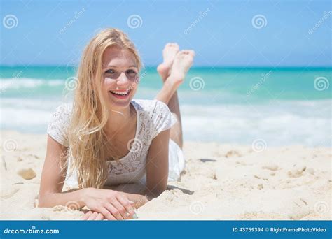 Adolescent Dans Le Bikini Rose Se Trouvant Sur La Plage Image Stock
