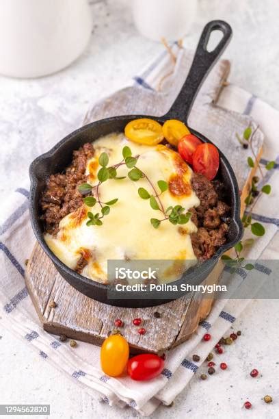 무사카 전통 그리스 요리 다진 쇠고기 또는 달걀 토마토 치즈로 구운 양고기 0명에 대한 스톡 사진 및 기타 이미지 0명