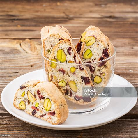 바삭바삭한 전통 맛있는 이탈리아 비스코티 쿠키 또는 피스타치오를 곁들인 칸투치 0명에 대한 스톡 사진 및 기타 이미지 0명