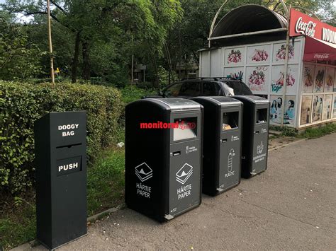 NORMALITATE Au apărut dispensere cu pungi pentru câini în locuri