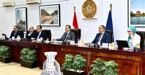 وزير السياحة والآثار يعقد اجتماعاً مع الرئيس التنفيذي للهيئة العامة
